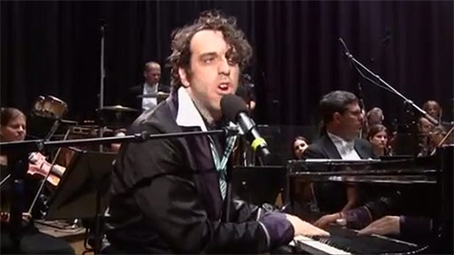 Chilly Gonzales performs with an orchestra in Vienna – BOOOOOOOM ...
