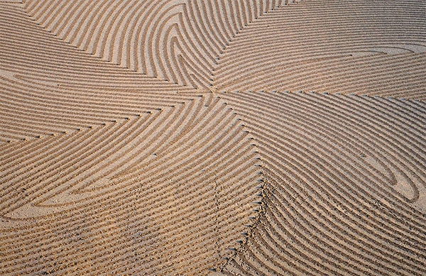 Epic Geometric Patterns Made in Sand and Snow by Artist Simon Beck ...